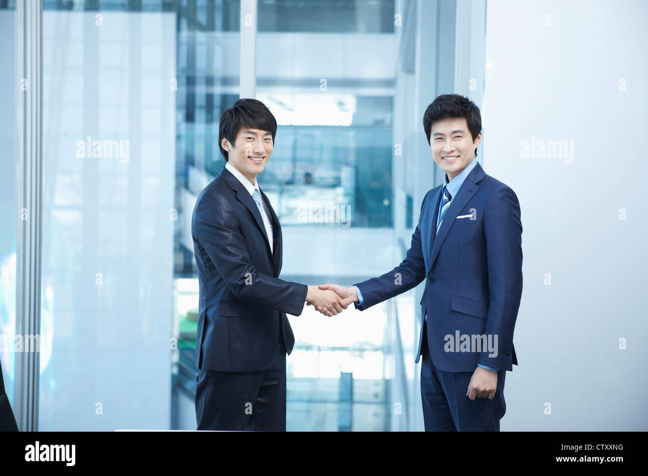 Hand shaking making up hi-res stock photography and images - Alamy