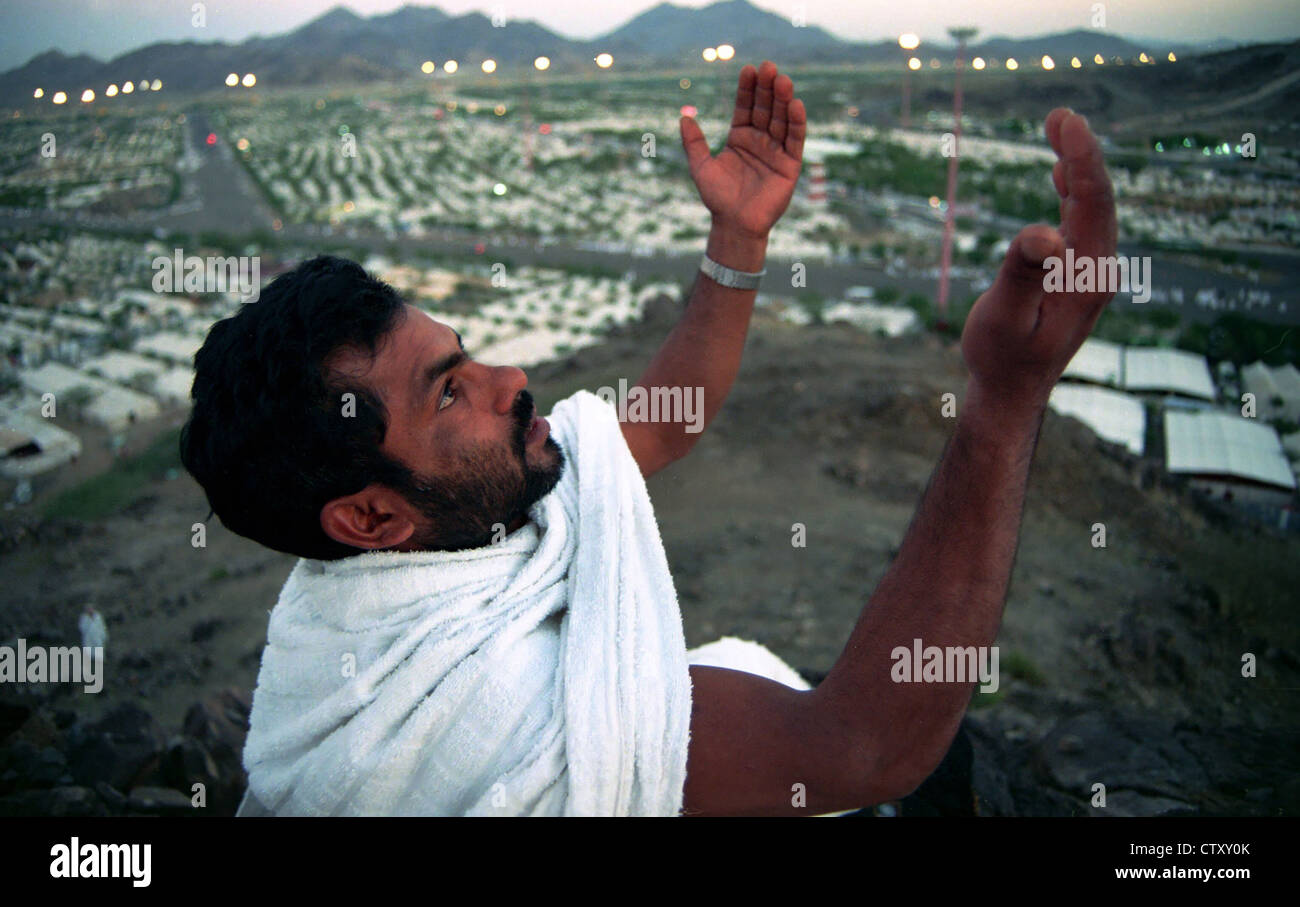 Pilgrim praying at Mount Arafat, Jabal al-Rahmah, Saudi Arabia Stock ...