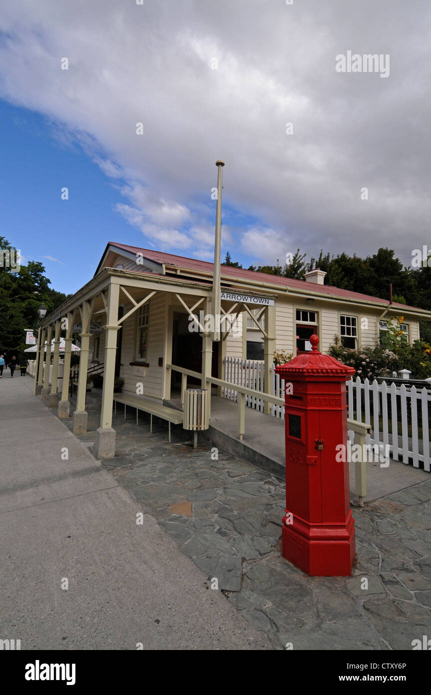 Queen victoria post box hi-res stock photography and images - Alamy