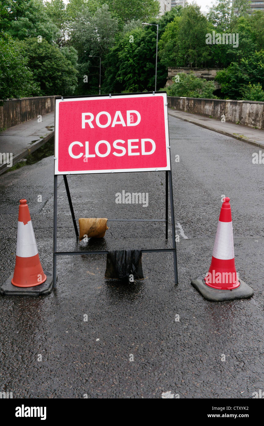 Bridge over Kelvin bridge in Glasgow closed Stock Photo - Alamy