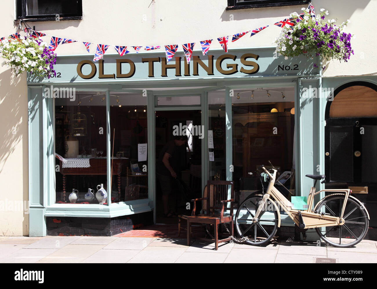 Old english shop front hi-res stock photography and images - Alamy
