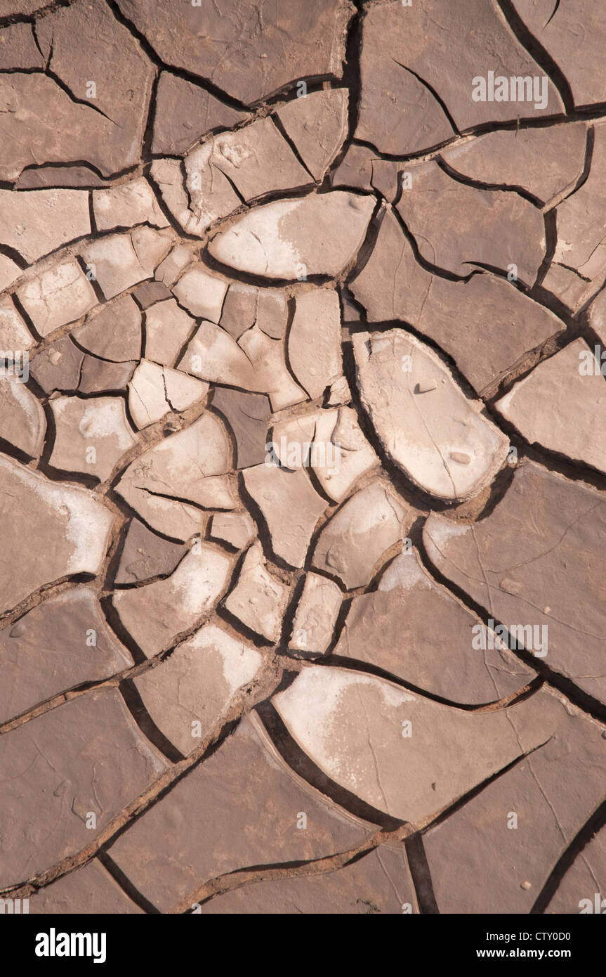 Dry river bed patterns hi-res stock photography and images - Alamy