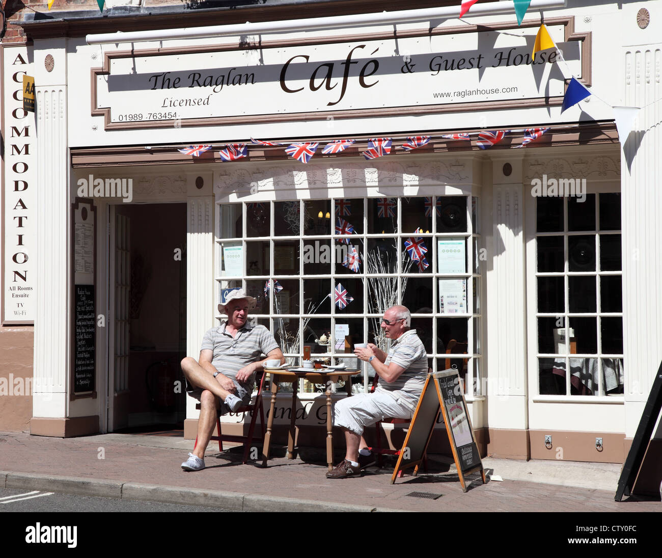 People sat outside cafe hi-res stock photography and images - Alamy