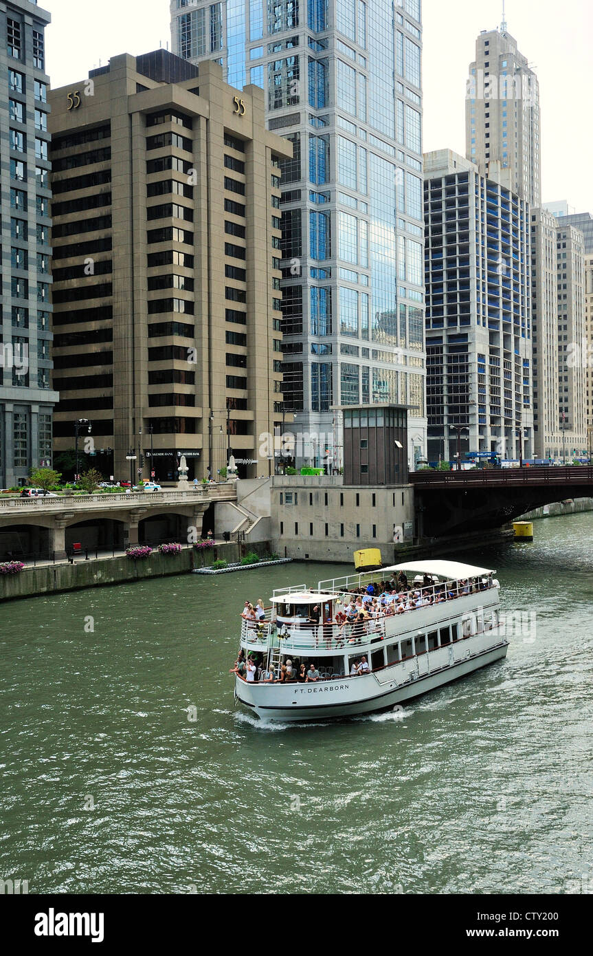 Chicago Architectural tour boat loaded with tourists cruising the ...