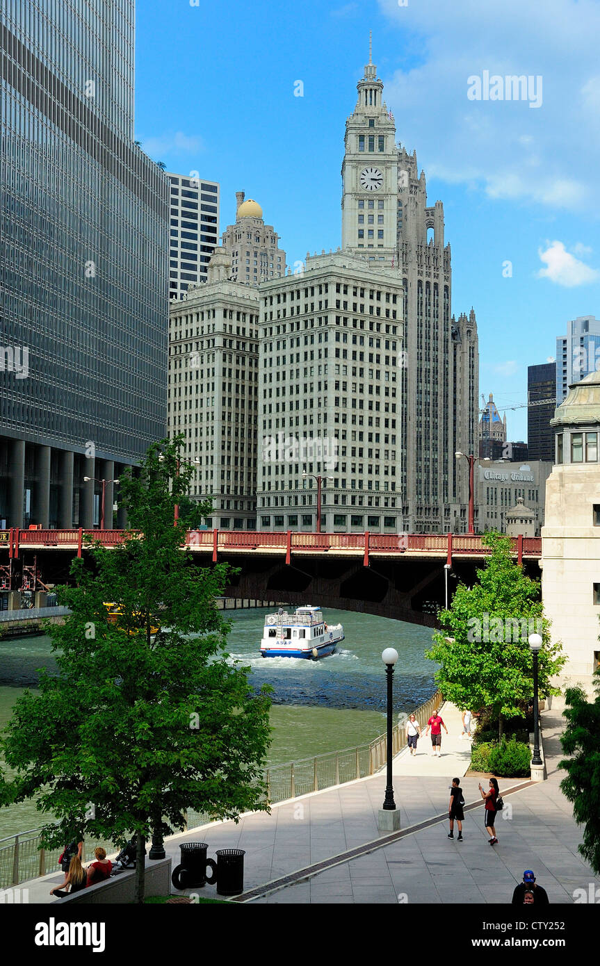 Chicago riverwalk river trump tower hi-res stock photography and images ...