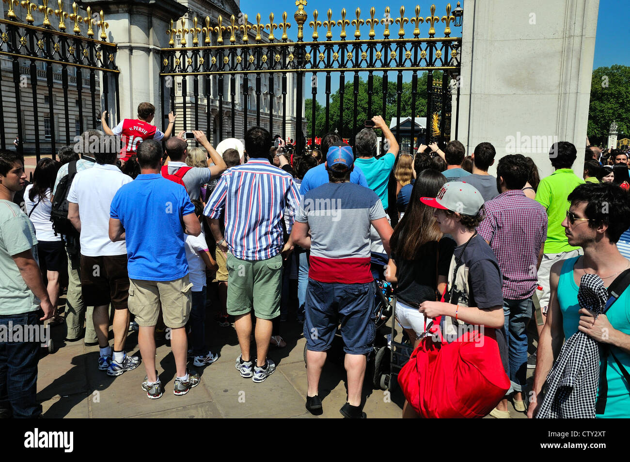 Crowds of tourists outside Buckingham Palace London Stock Photo - Alamy