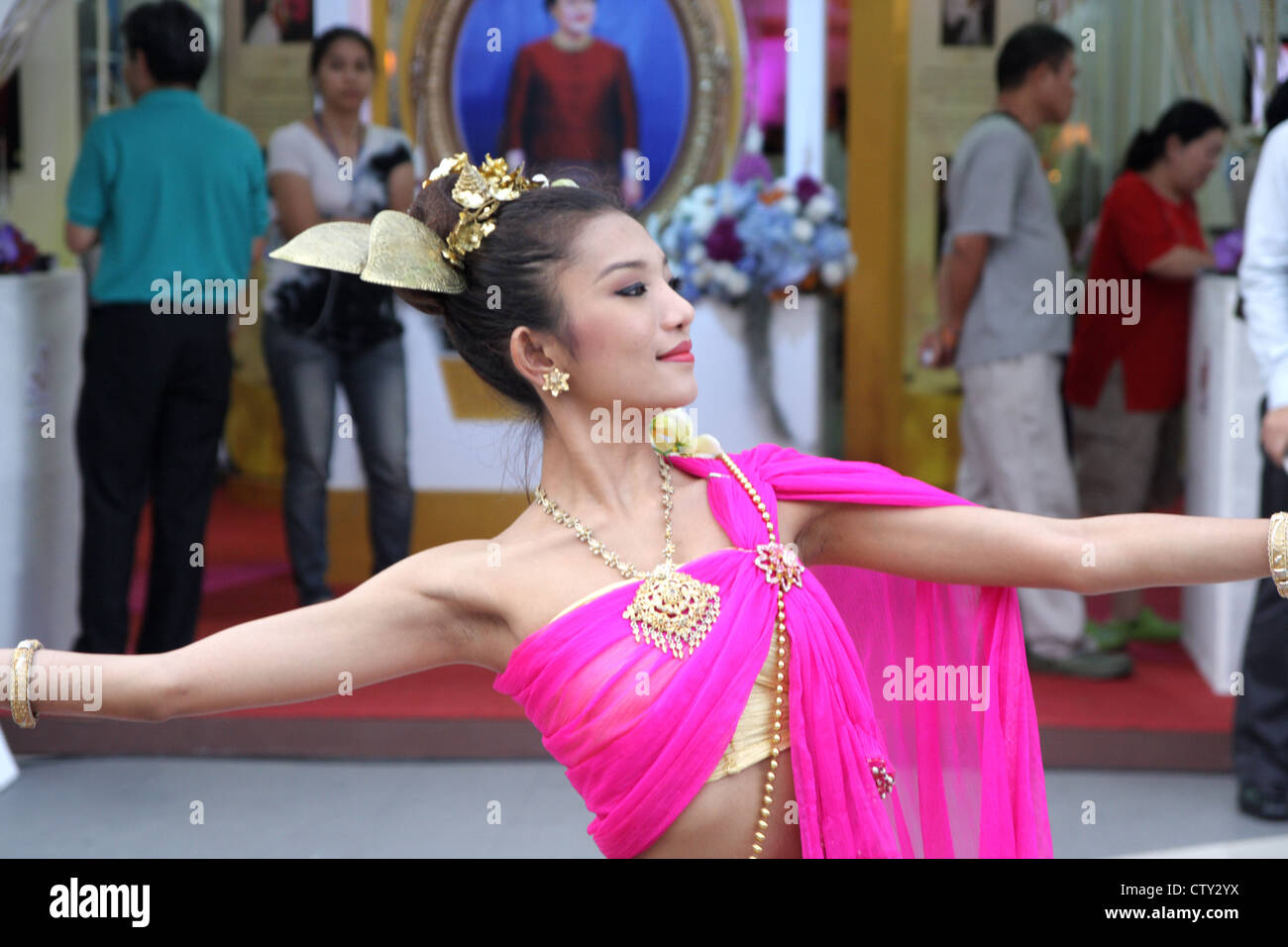 Thai traditional umbrella dancer dancing at Siam Paragon shopping mall ...