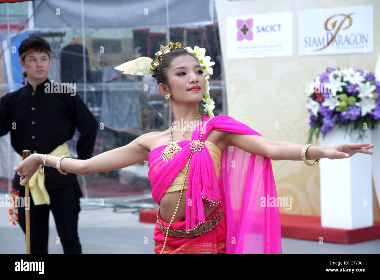 Thai traditional umbrella dancer dancing at Siam Paragon shopping mall ...