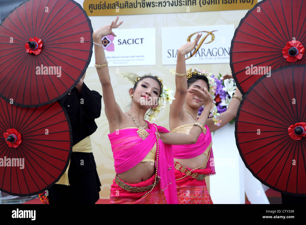 Thai traditional umbrella dancer dancing at Siam Paragon shopping mall ...
