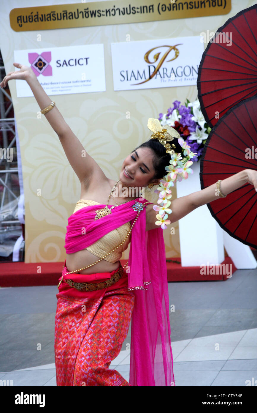 Thai traditional umbrella dancer dancing at Siam Paragon shopping mall ...