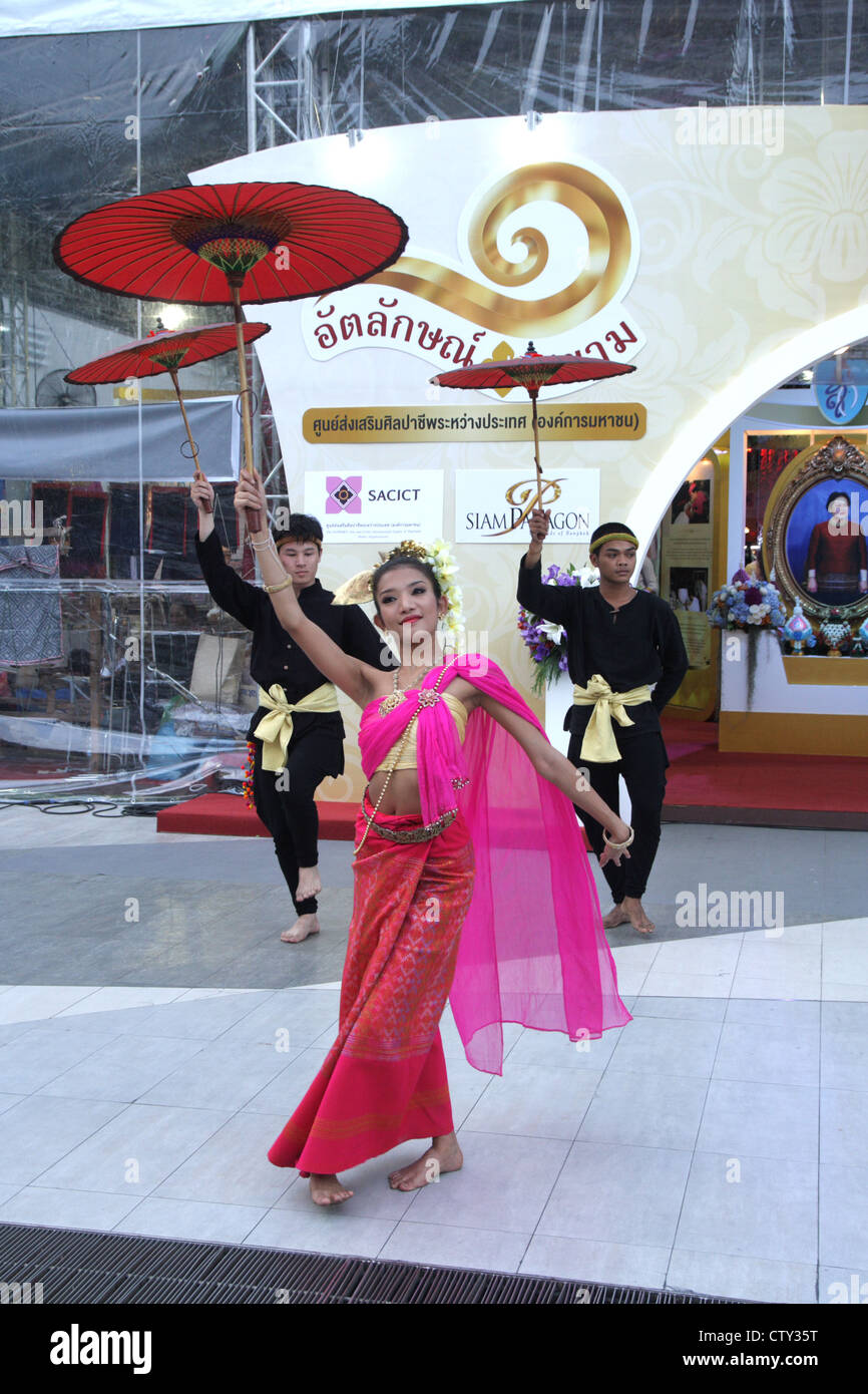 Thai traditional umbrella dancer dancing at Siam Paragon shopping mall ...