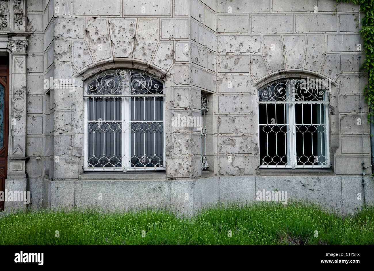 Bullet marks in wall hi-res stock photography and images - Alamy