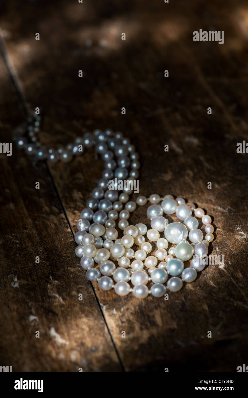 Pearl necklace hi-res stock photography and images - Alamy