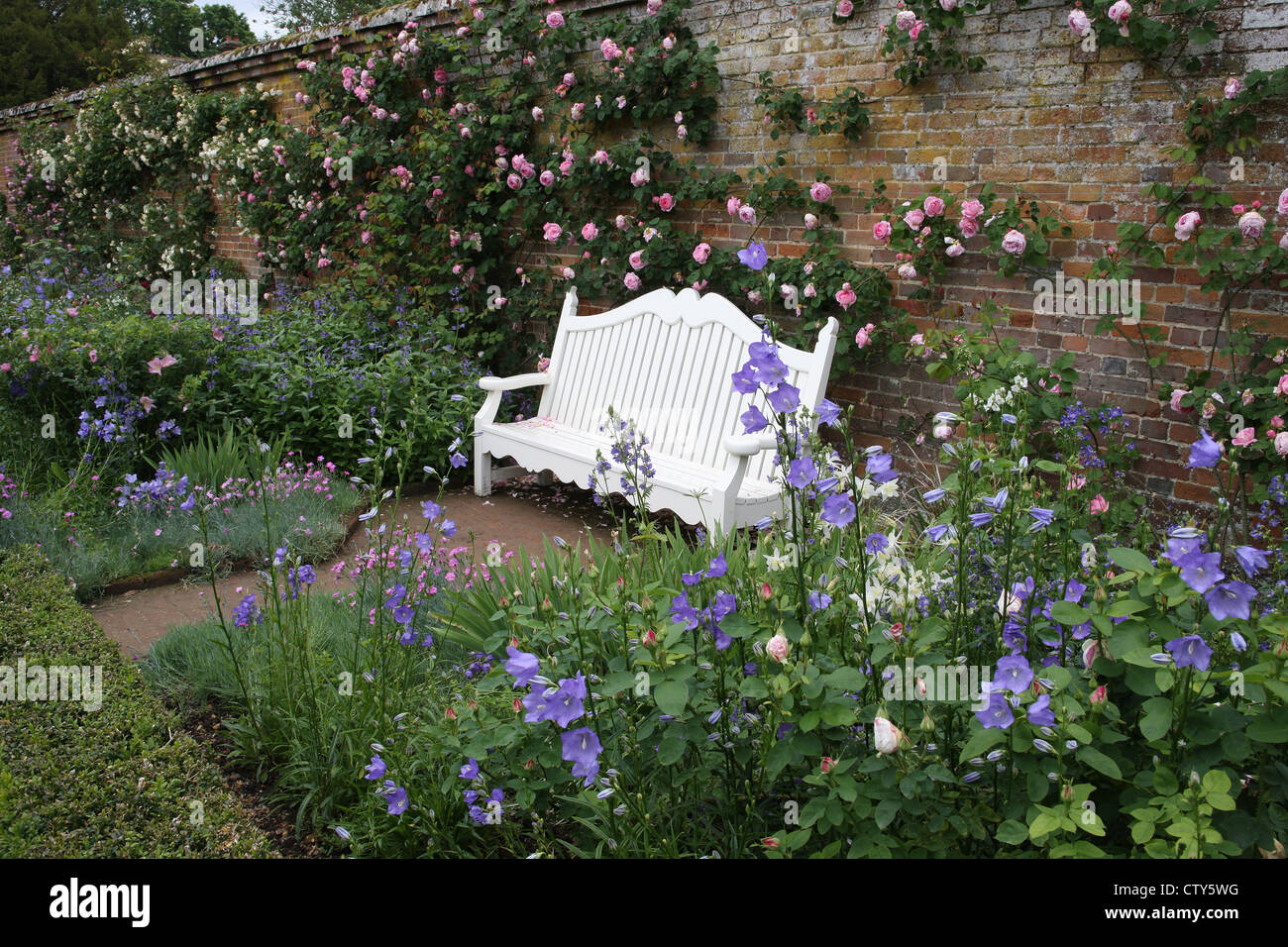 Picturesque Garden Setting High Resolution Stock Photography and Images ...