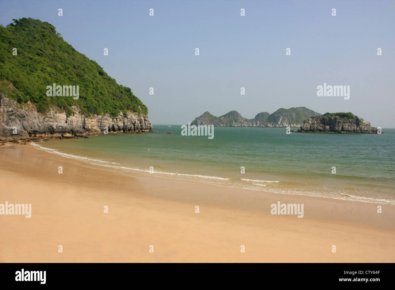 Empty island beach hi-res stock photography and images - Alamy