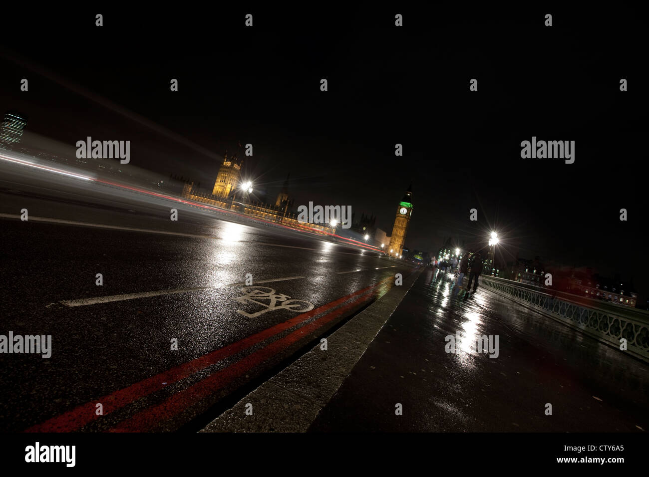 London night rain hi-res stock photography and images - Alamy