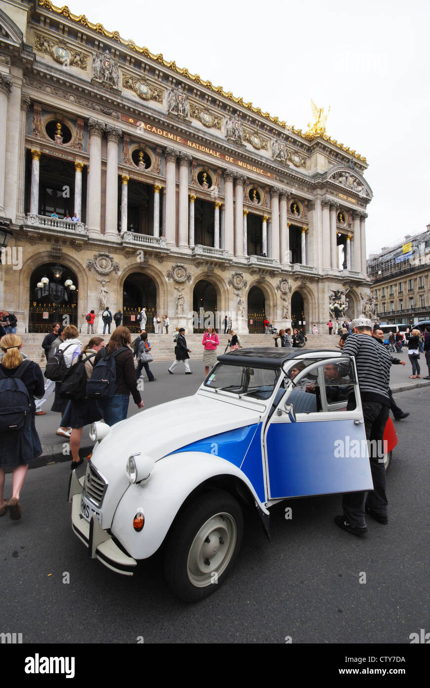 Visiter paris en 2cv hi-res stock photography and images - Alamy