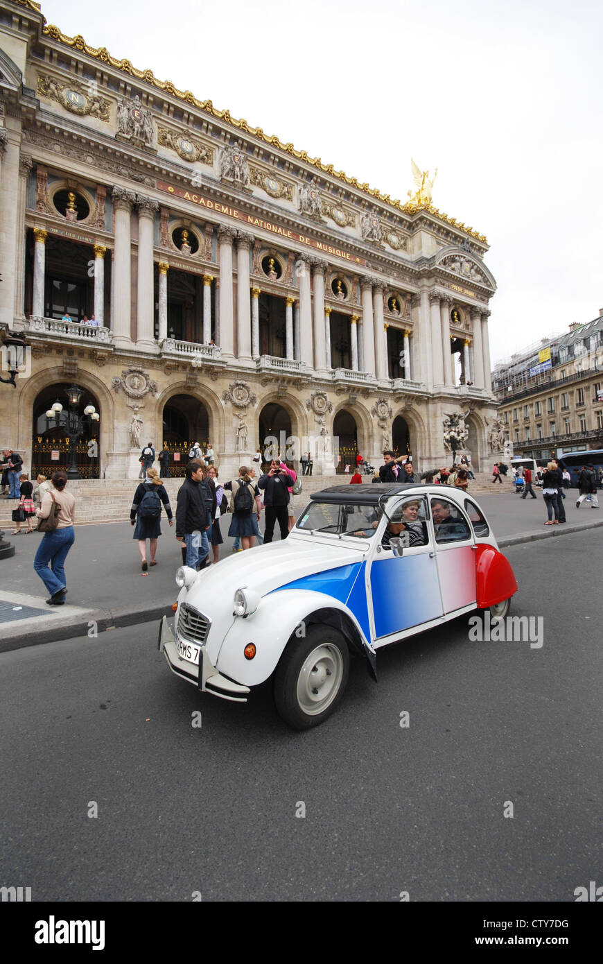 Visiter paris en 2cv hi-res stock photography and images - Alamy