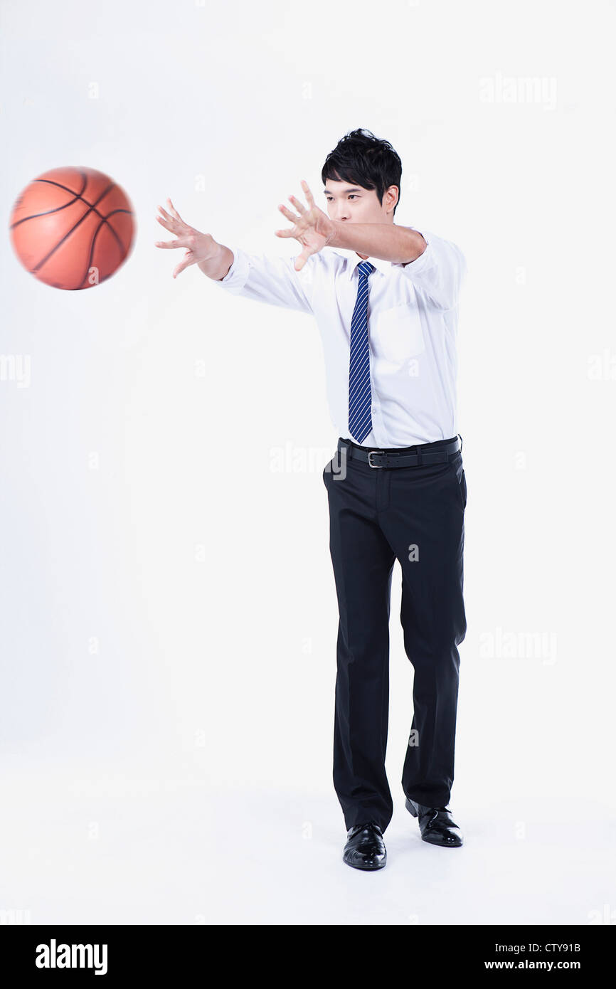 Man passing basketball hi-res stock photography and images - Alamy
