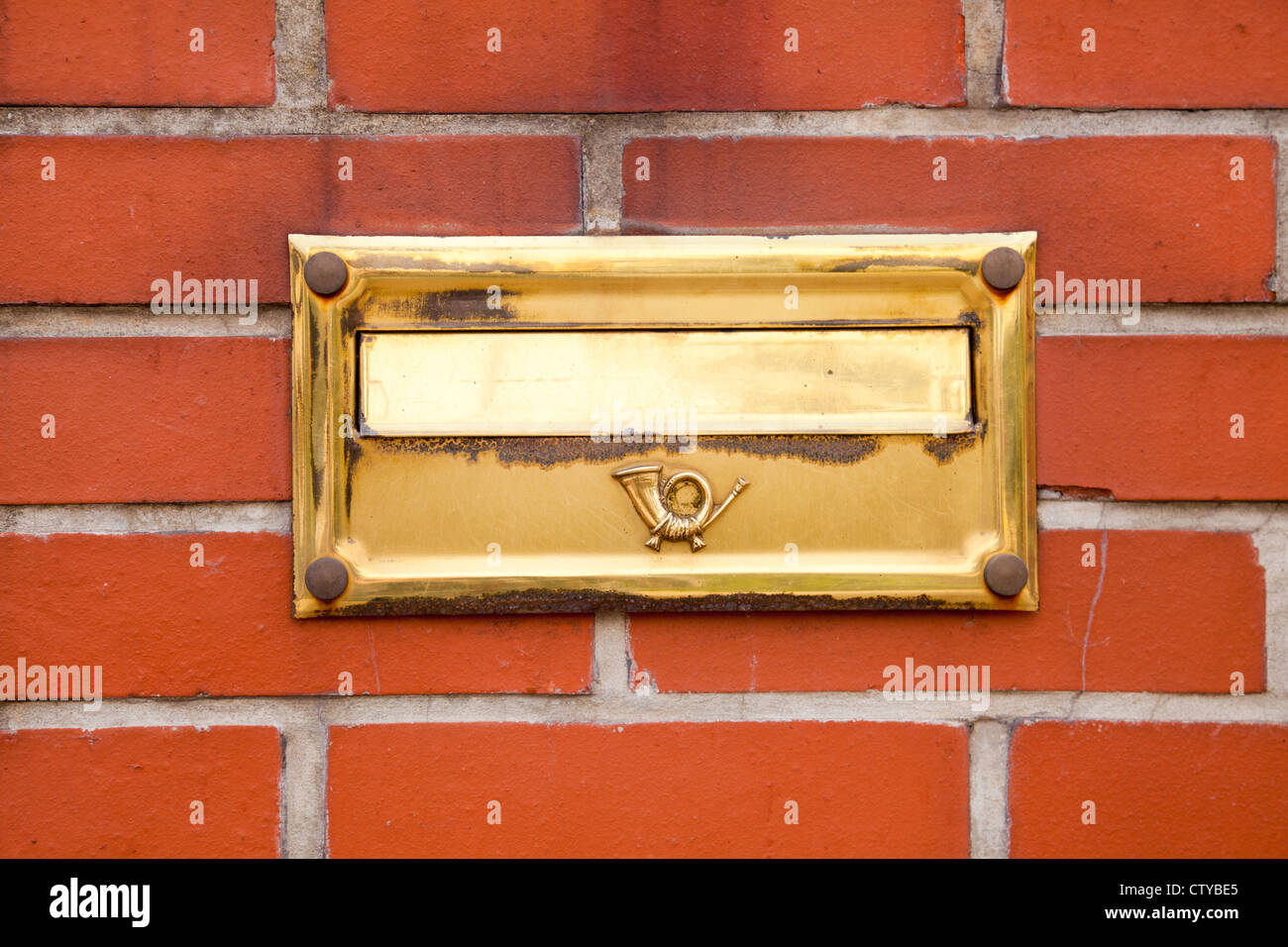 Gold post box hi-res stock photography and images - Alamy
