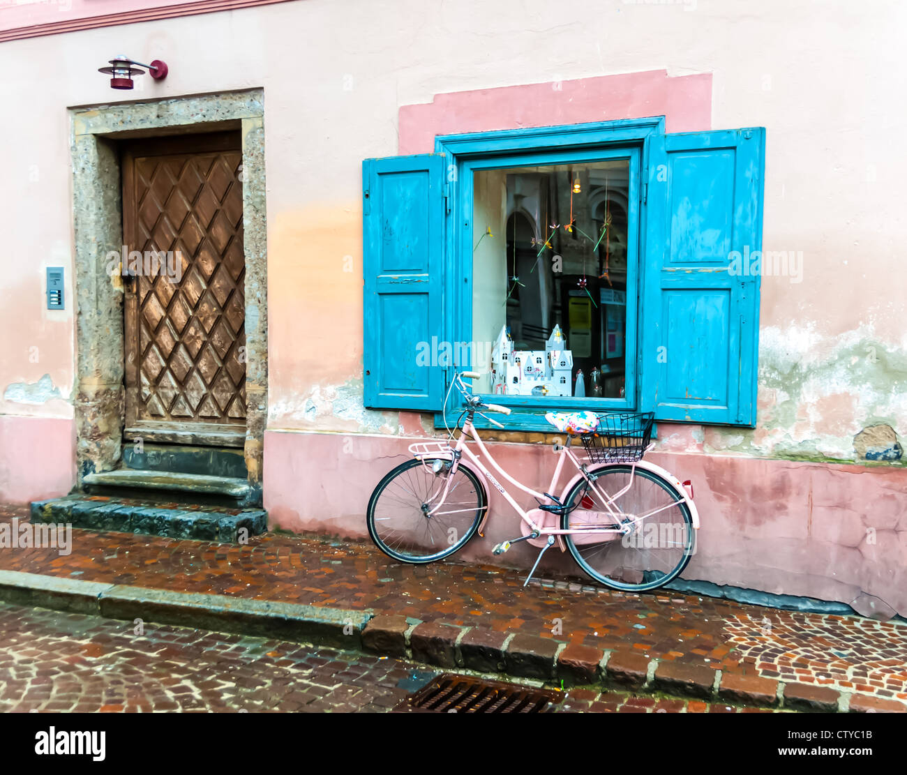 Bicycles parked outside shop hi-res stock photography and images - Alamy