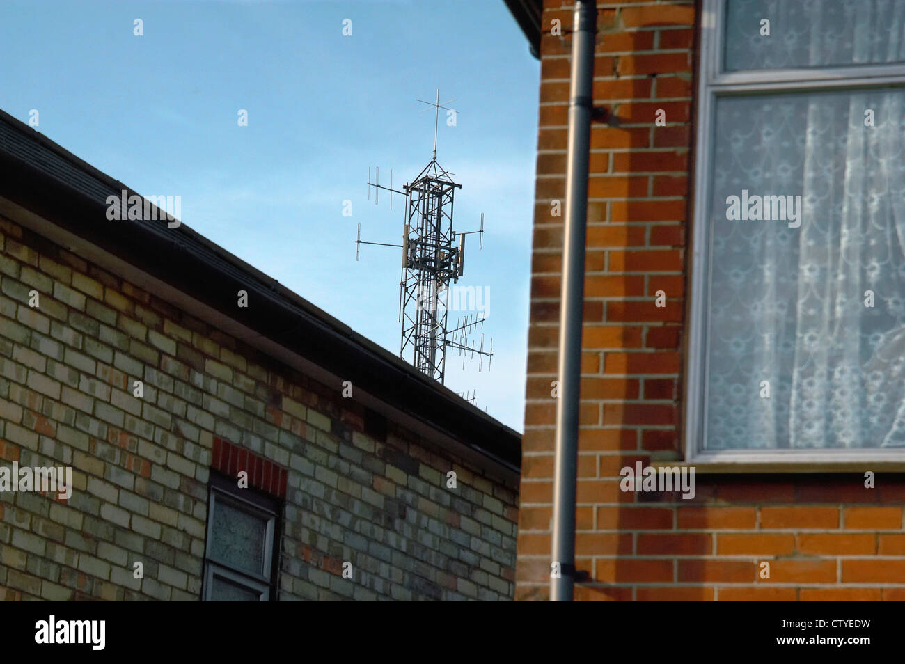 Mobile phone mast uk field hi-res stock photography and images - Alamy