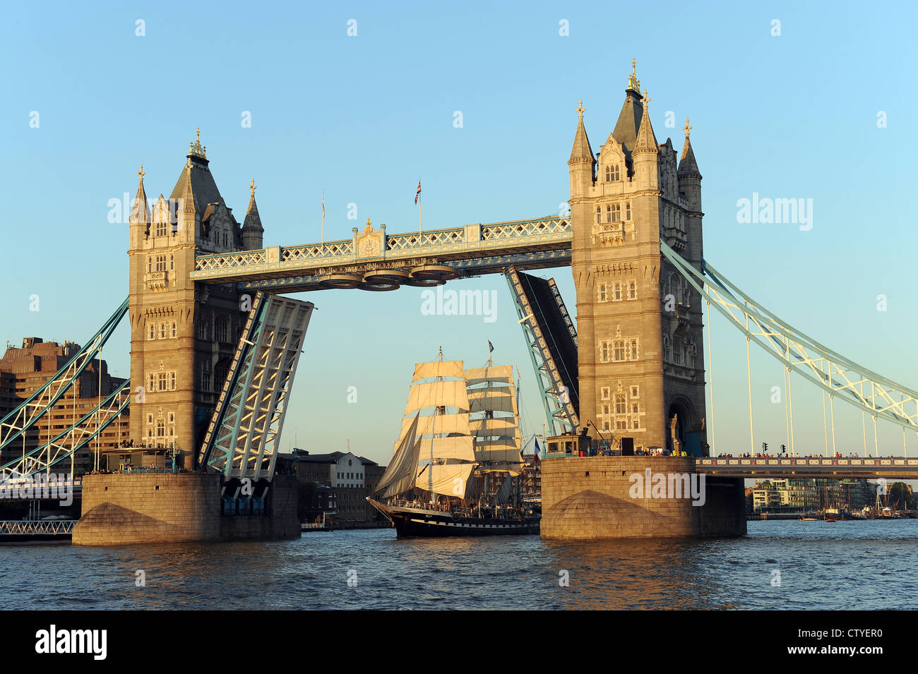 Ship sailing through tower bridge hi-res stock photography and images ...