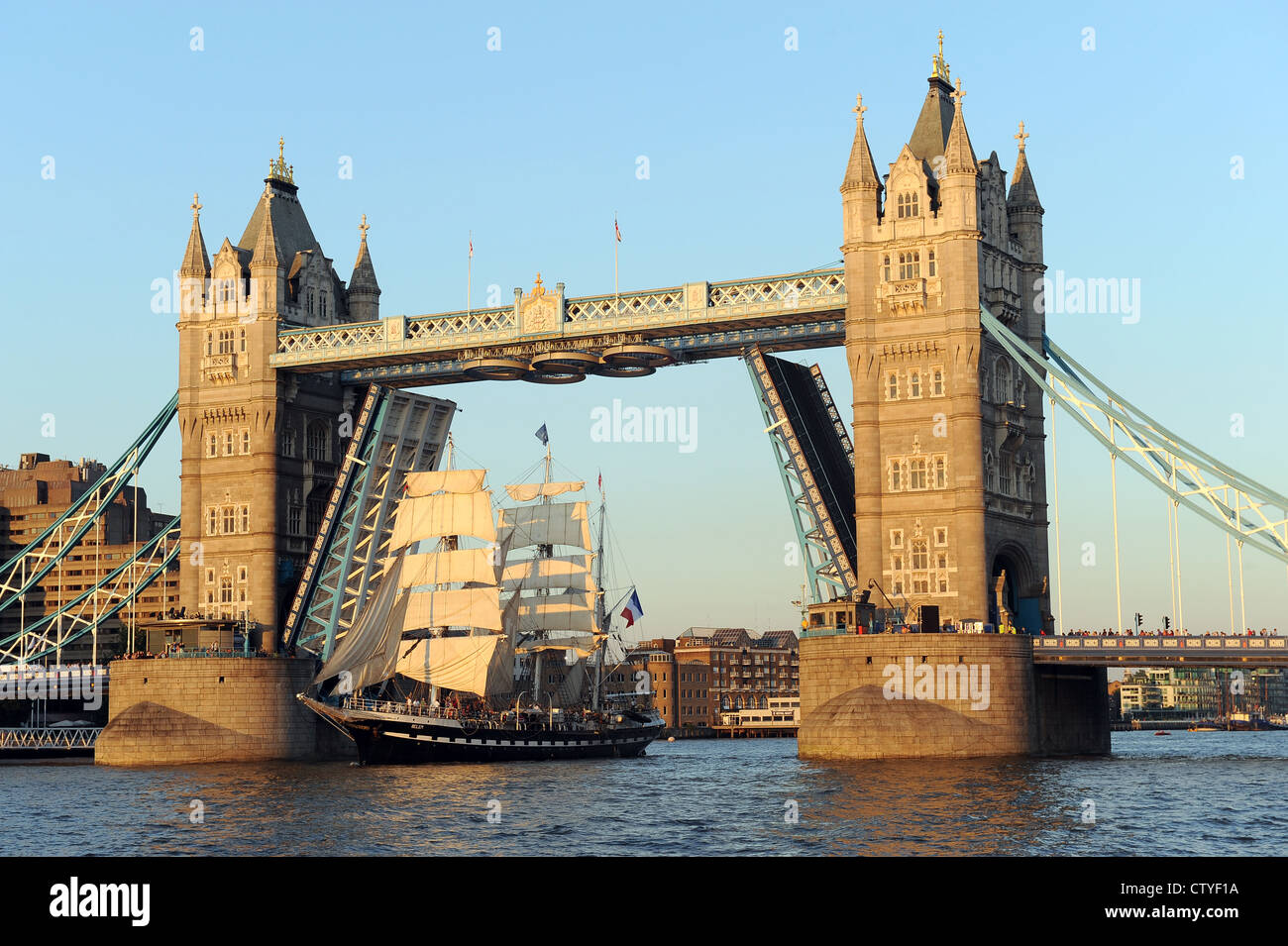 The Belem sailing ship passing through Tower bridge, london se1 Stock ...