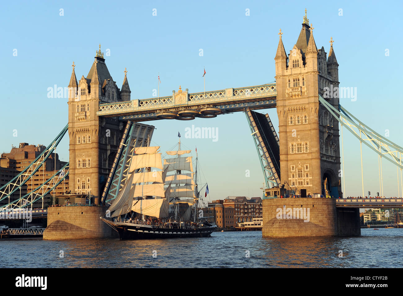 The Belem sailing ship passing through Tower bridge, london se1 Stock ...