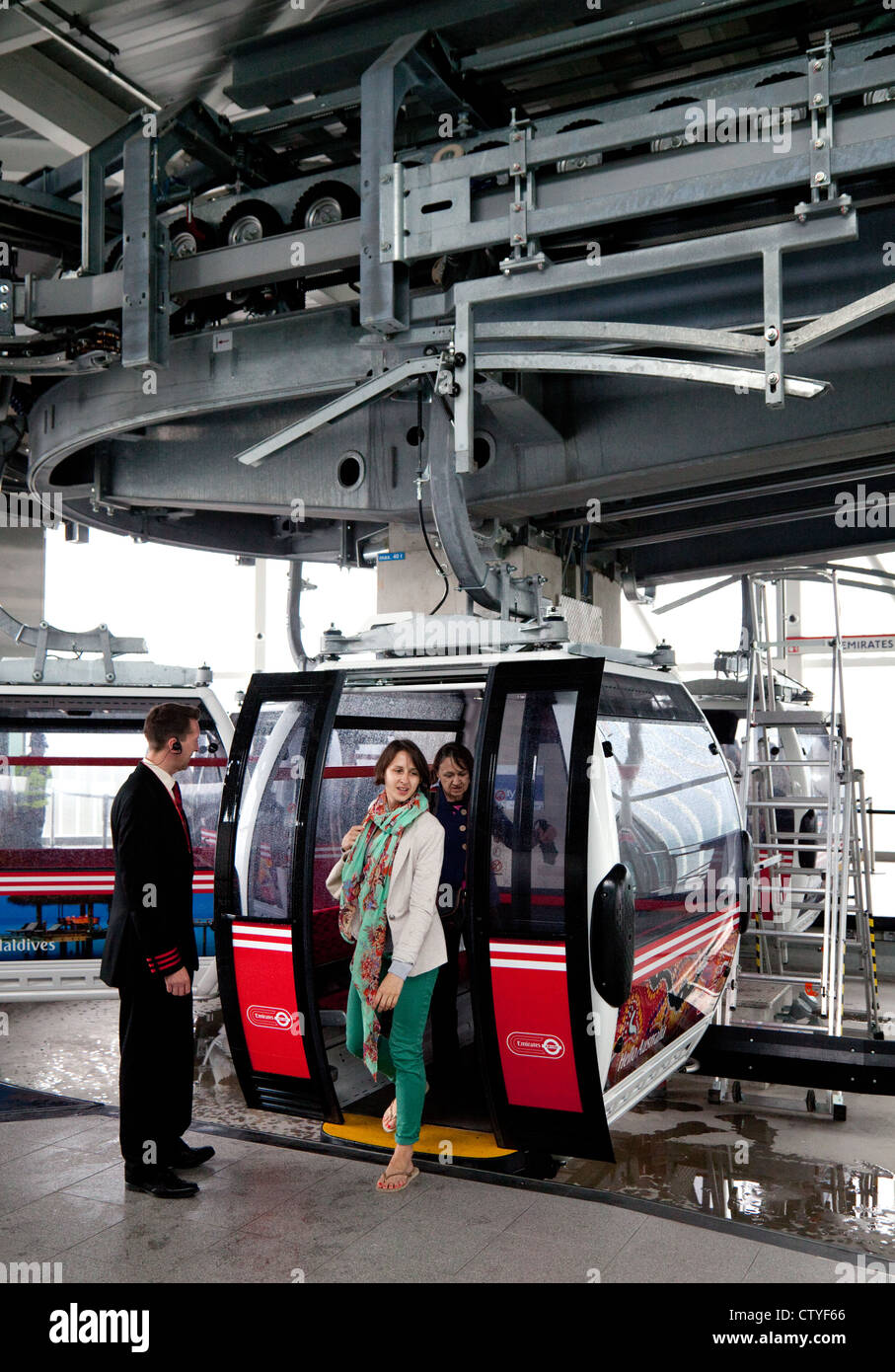 Cable car with people hi-res stock photography and images - Alamy
