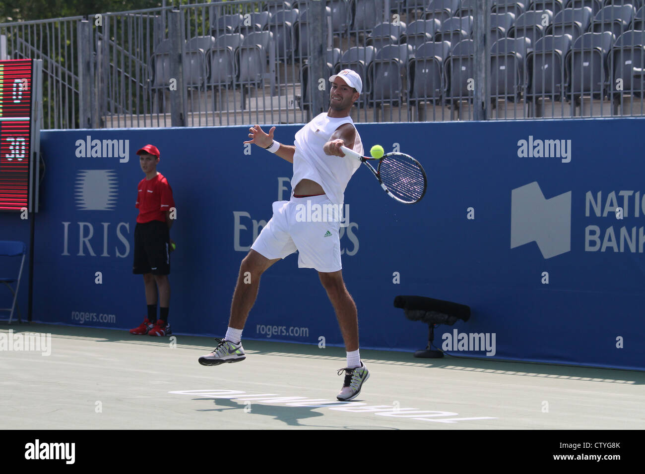 man tennis return serve hard court Stock Photo - Alamy