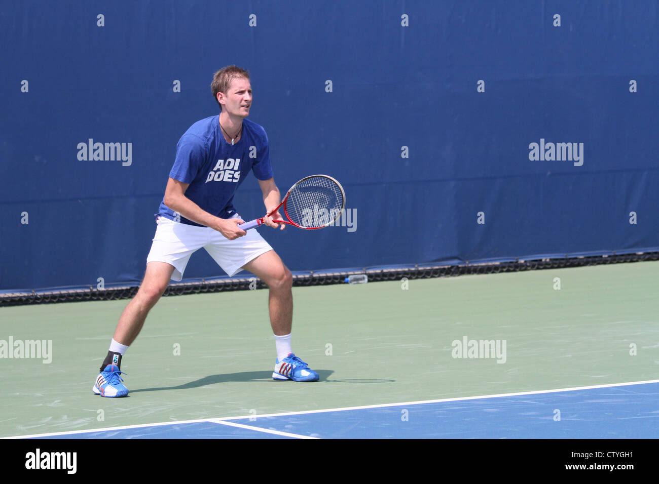 man tennis ready position Stock Photo - Alamy