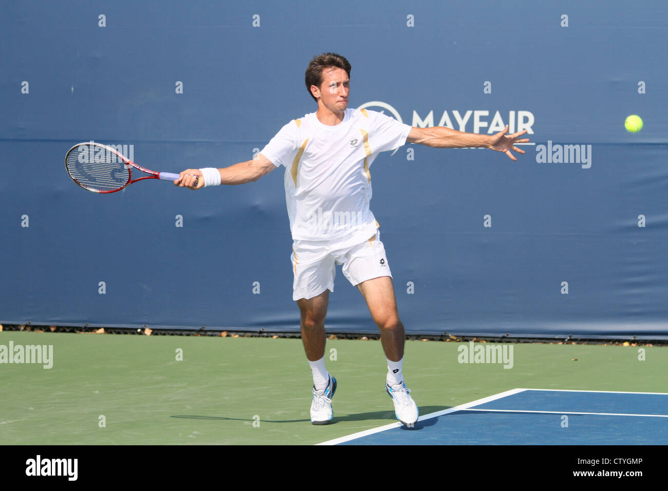 tennis forehand return man playing Stock Photo - Alamy