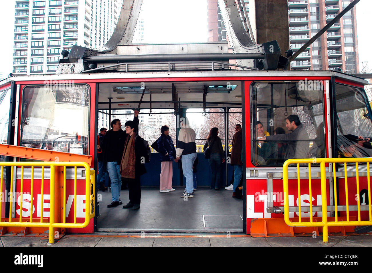 Travelers ride the Roosevelt Island tram Stock Photo - Alamy