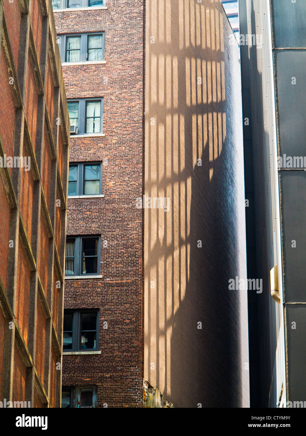 Light and shadow buildings hi-res stock photography and images - Alamy