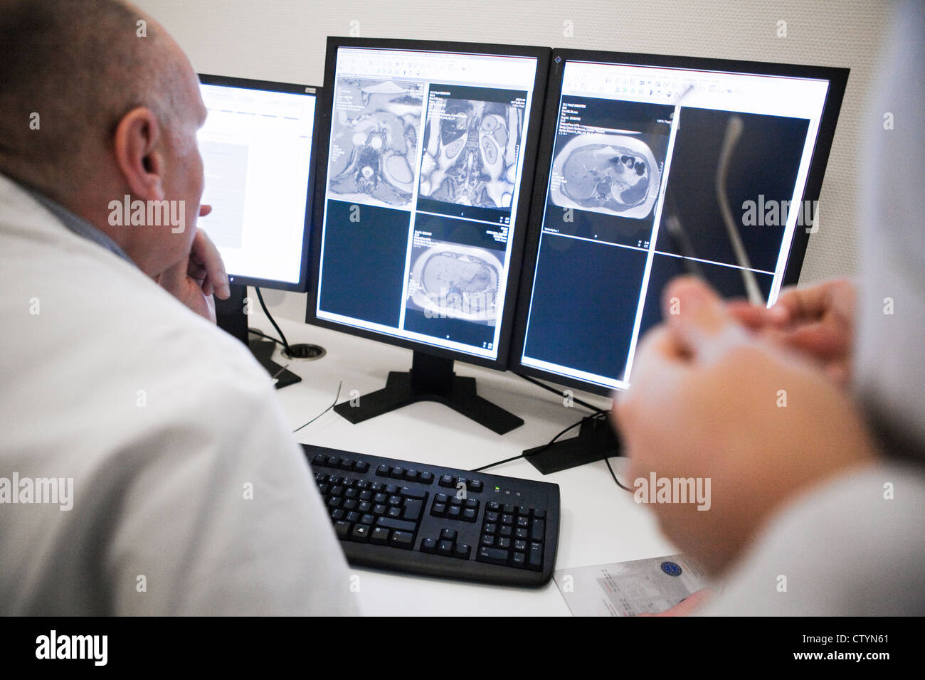 Radiologist examines MRI scans on computer monitor Stock Photo - Alamy