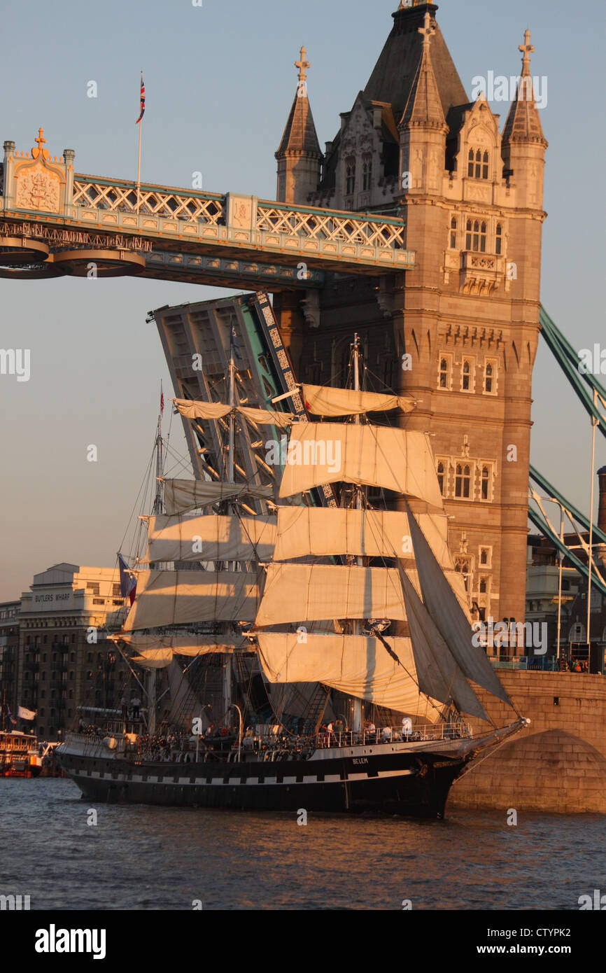 Ship under the bridge hi-res stock photography and images - Alamy