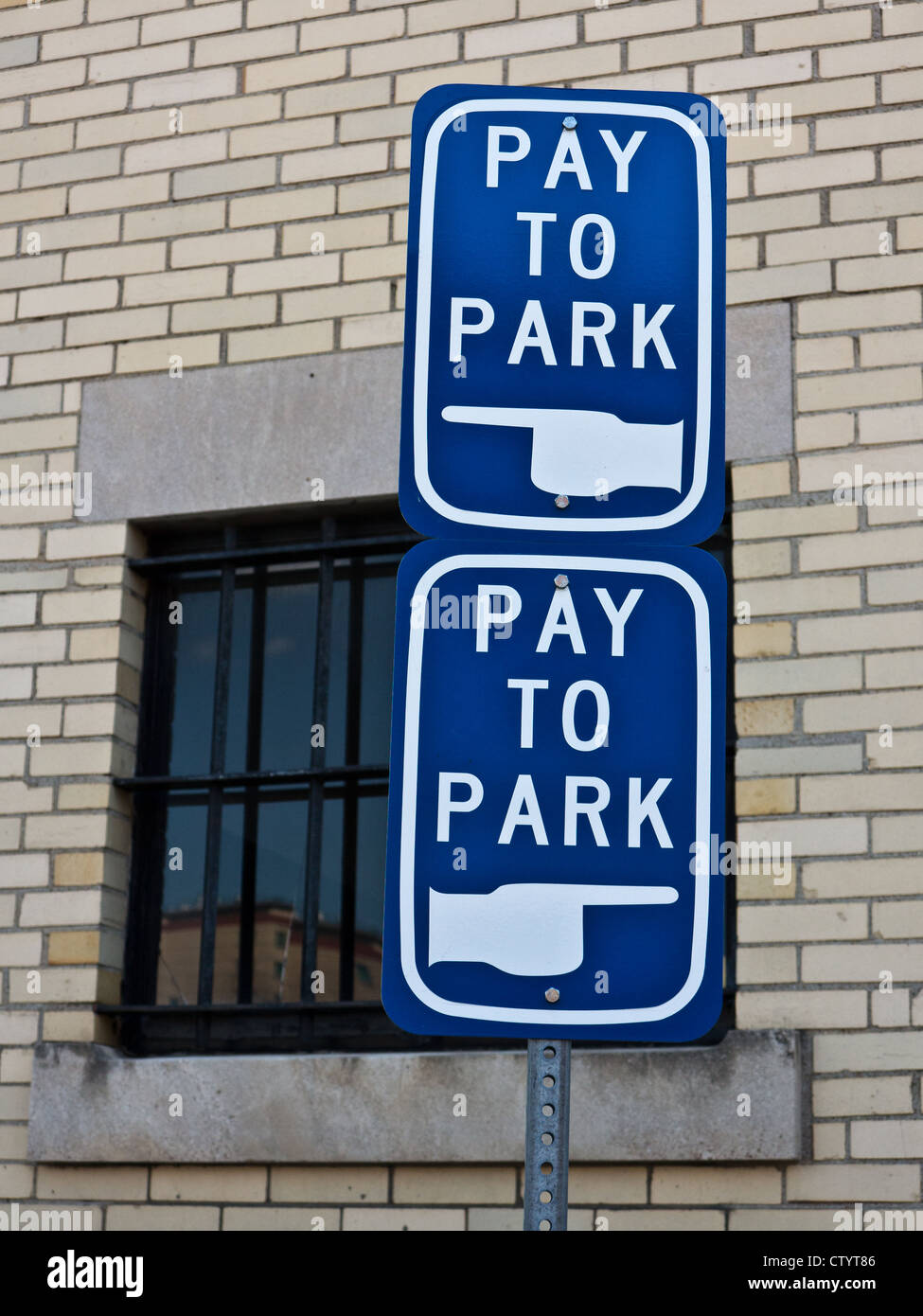 Pay to park sign Stock Photo - Alamy