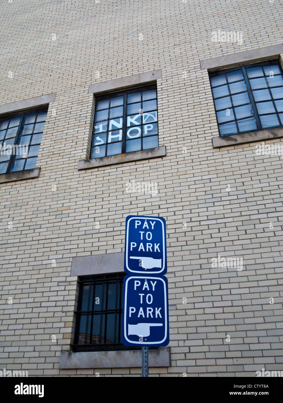Pay to park sign Stock Photo - Alamy