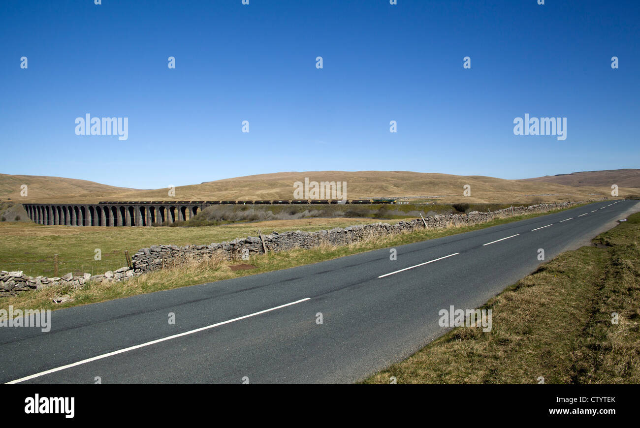 Pen y ghent and ribblehead viaduct hi-res stock photography and images ...