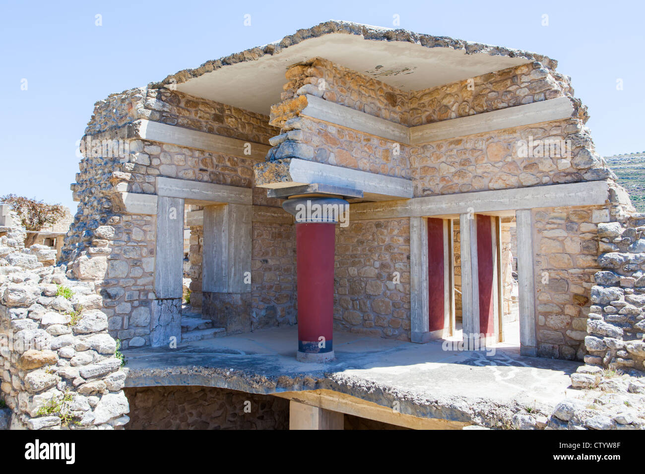 ruined build with red pillar knossos Stock Photo - Alamy