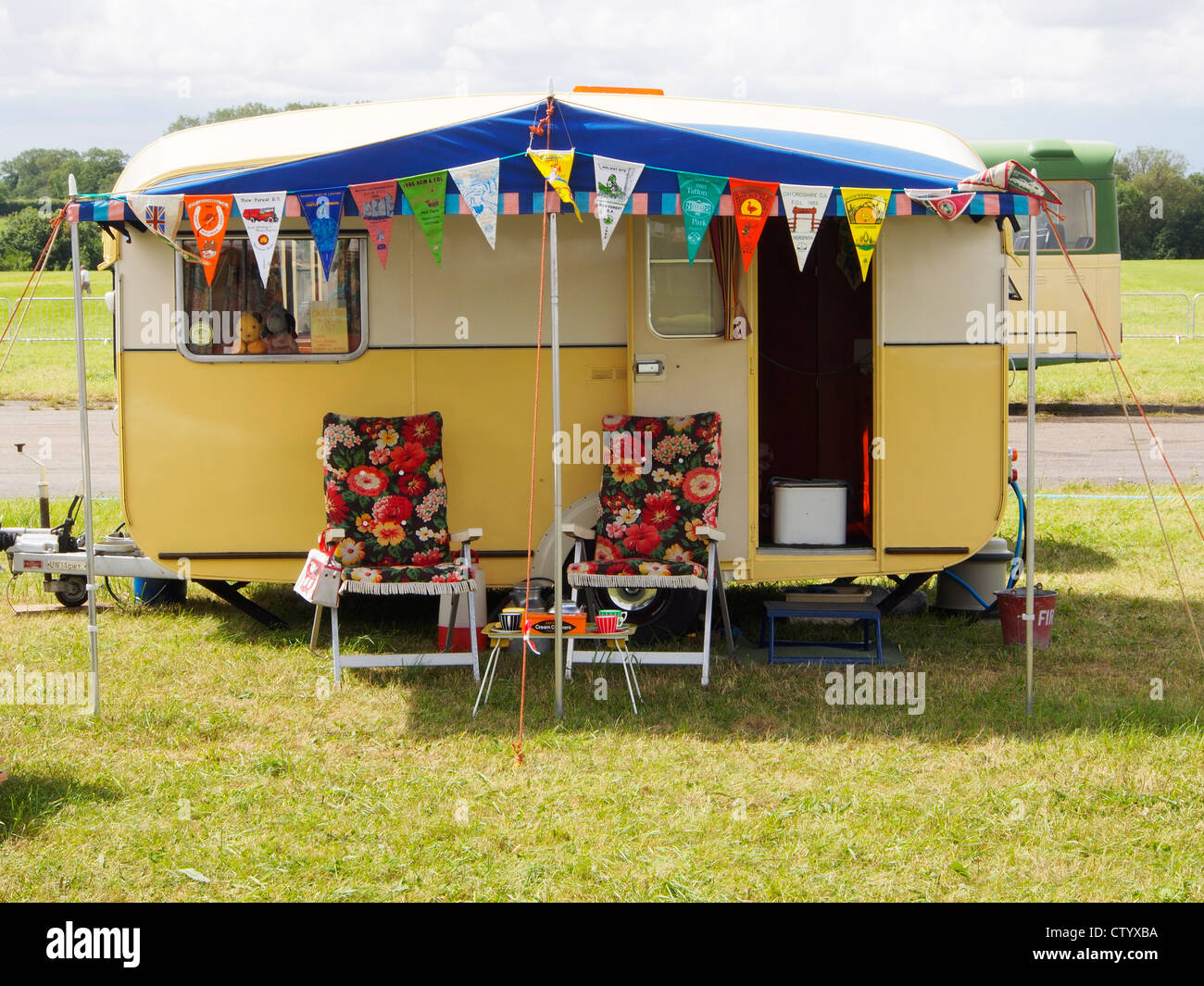 Old fashioned caravan hi-res stock photography and images - Alamy