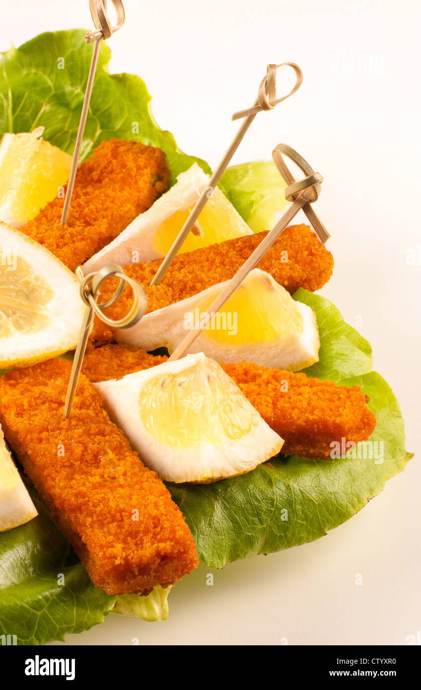 Crunchy fish appetizer on fresh green salad Stock Photo - Alamy