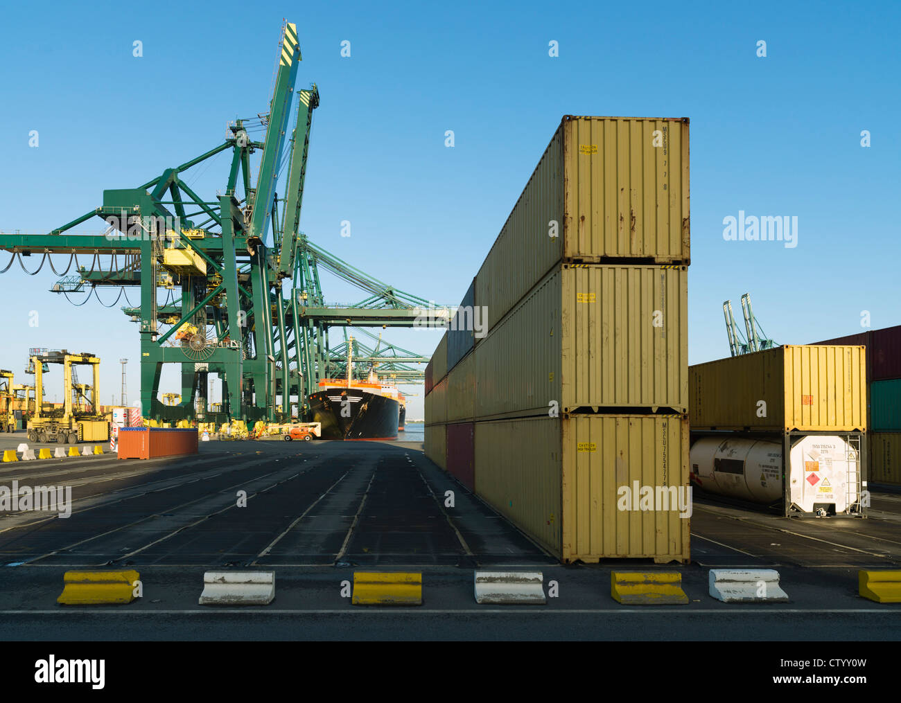 Shipping containers no boat hi-res stock photography and images - Alamy