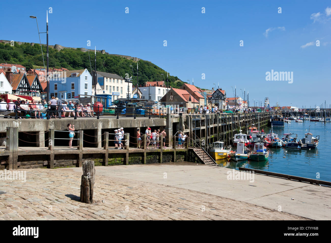 Scarborough sandside hi-res stock photography and images - Alamy