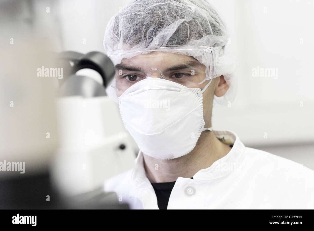 Scientist wearing facemask in lab Stock Photo - Alamy