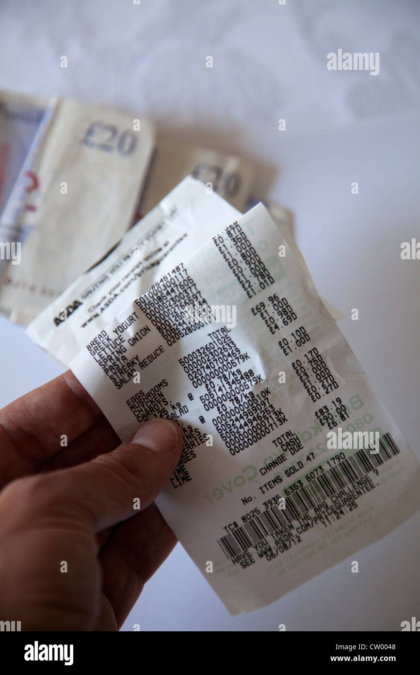 Hand holding supermarket receipt uk hi-res stock photography and images ...