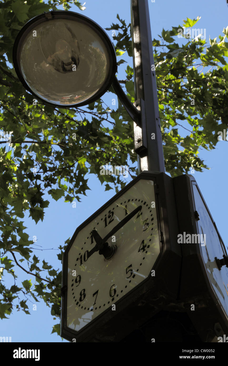 Lamp post clock hi-res stock photography and images - Alamy