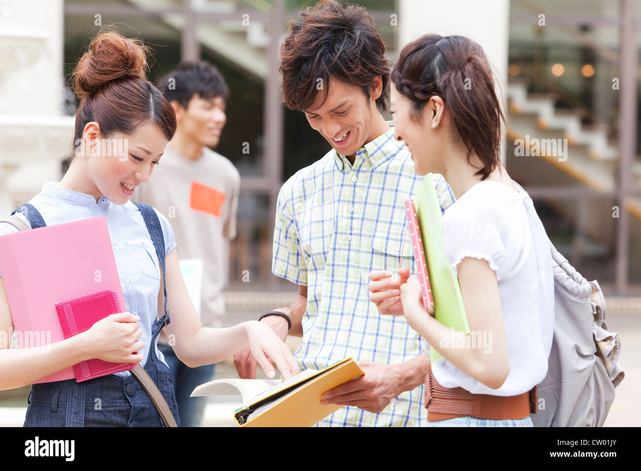University students looking at books Stock Photo - Alamy
