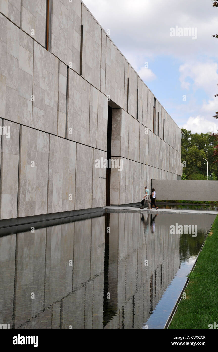 Detail of new building of famous Barnes Foundation Museum from right ...